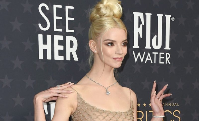 La robe transparente d'Anya Taylor aux Critics Choice Awards 2023